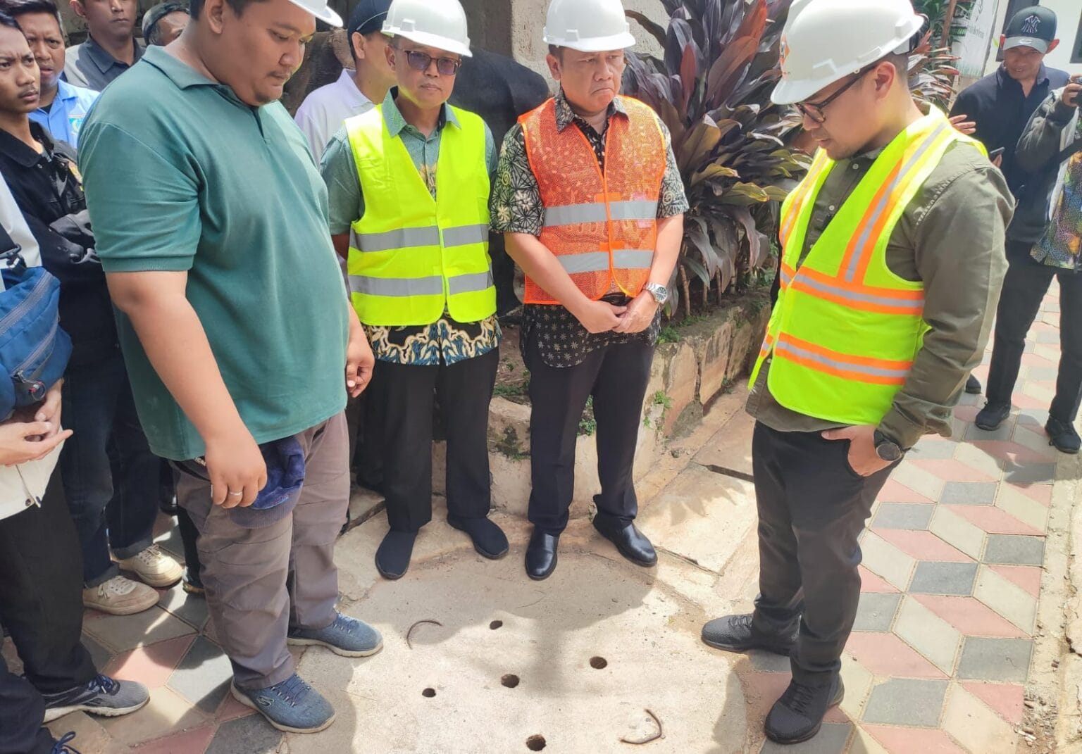Pilar Saga Ichsan Tinjau Proyek Drainase dan Jalan di Pamulang, Minta ...